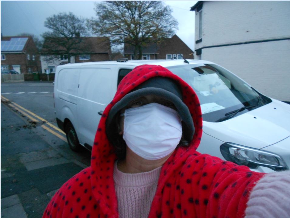 Селфи 10, в чёрной шляпке и в маске, на улице, 19- (Инна Бальзина-Бальзин) / Стихи.ру